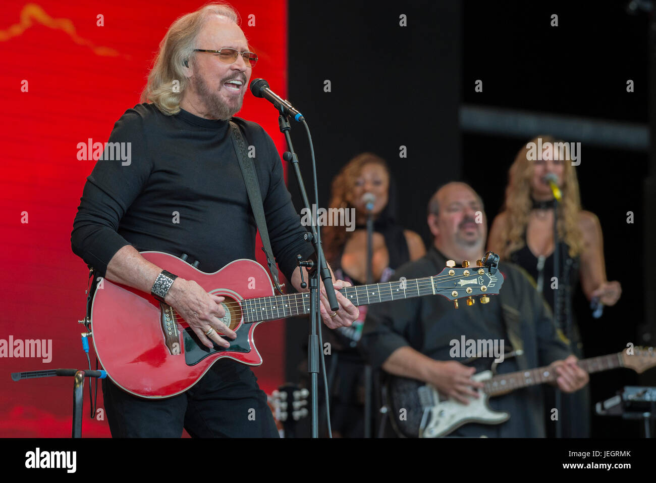 Bee gee barry gibb hi-res stock photography and images - Alamy