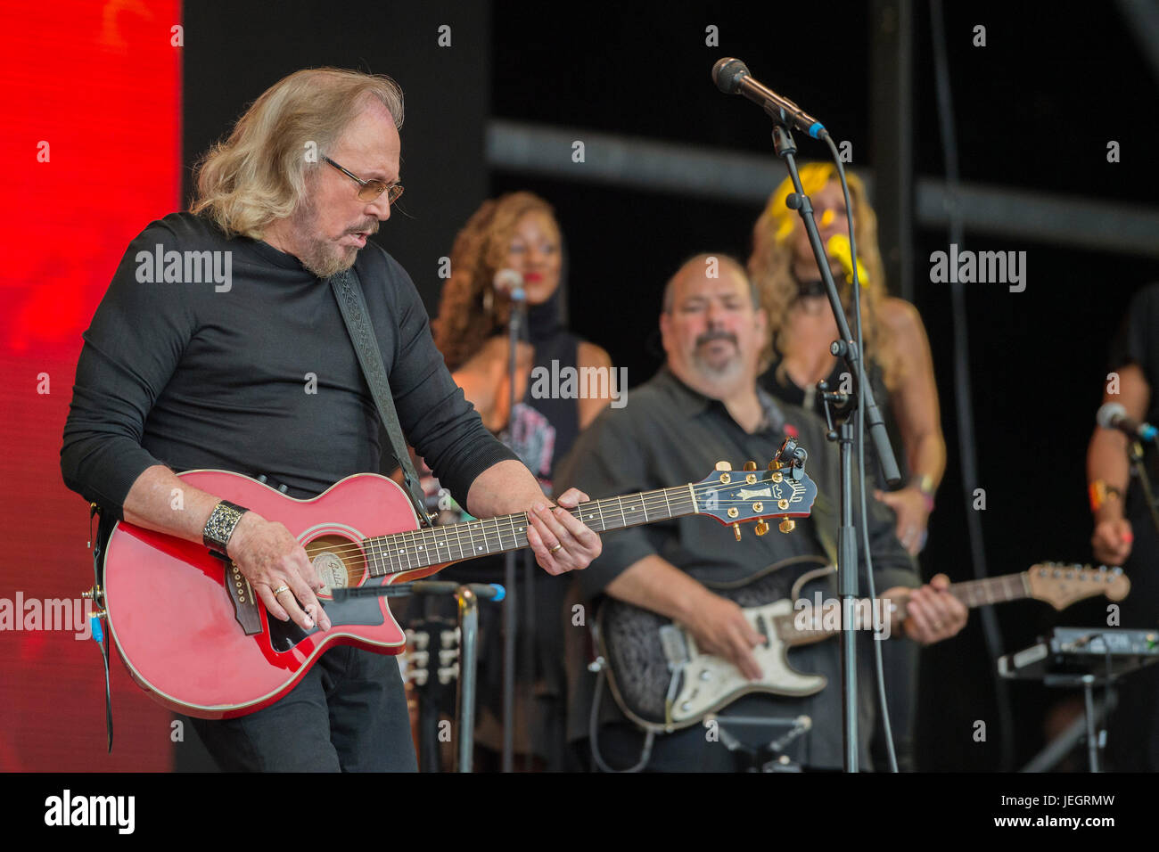 Glastonbury, UK. 25th June, 2017. Barry Gibb of the Bee Gees plays the ...