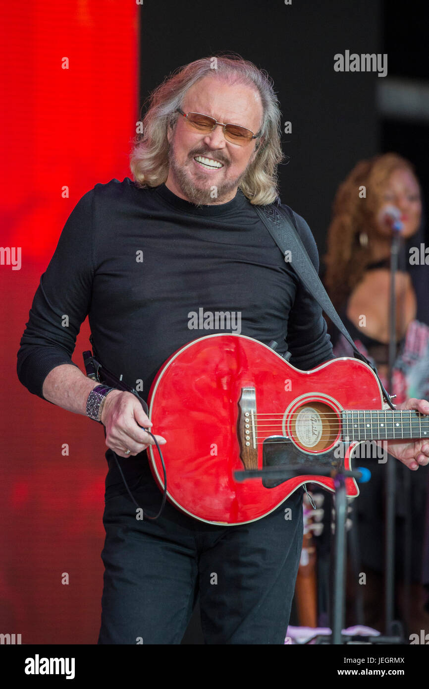 Glastonbury, UK. 25th June, 2017. Barry Gibb of the Bee Gees plays the ...
