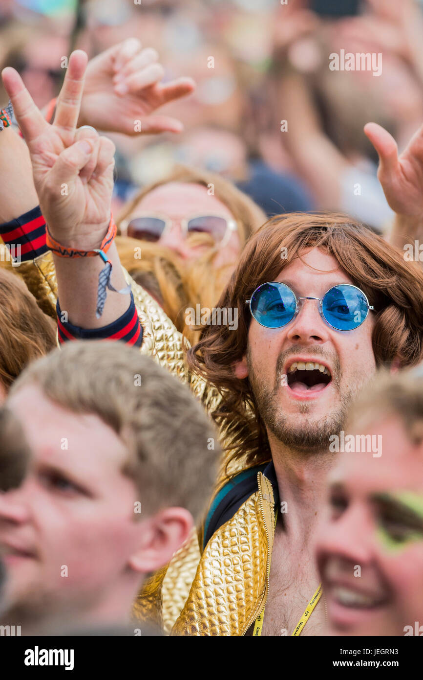 Stage wigs hi-res stock photography and images - Alamy