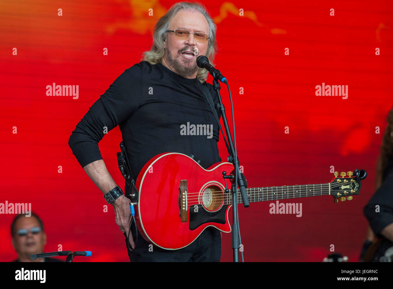 Barry gibb glastonbury 2017 hi-res stock photography and images - Alamy