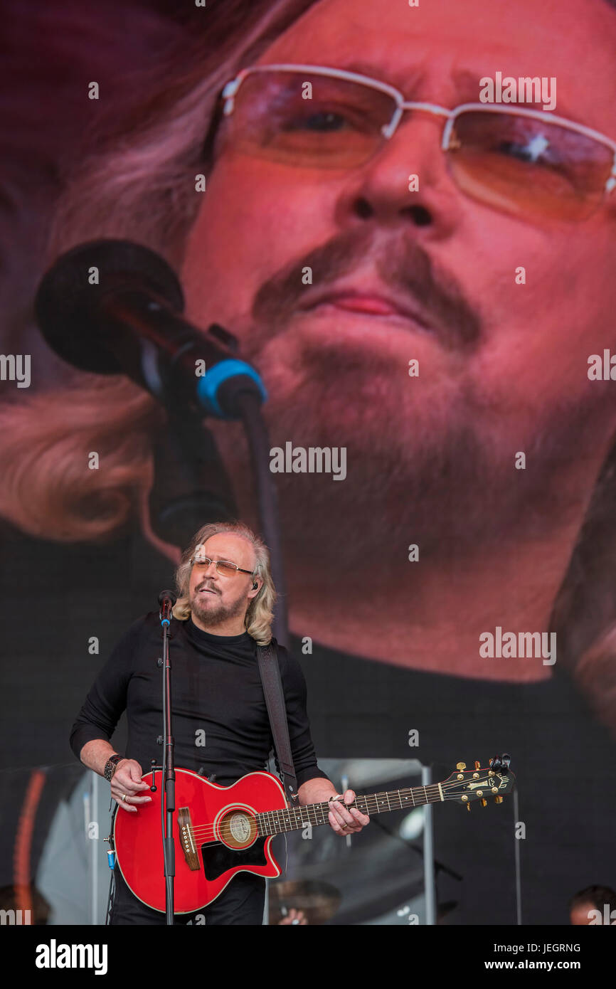 2017 barry gibb hi-res stock photography and images - Alamy