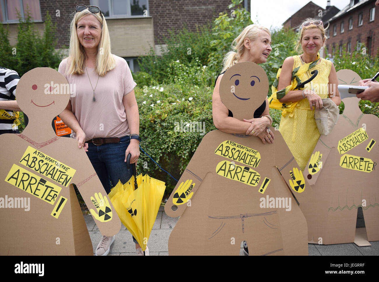 Aachen, Germany. 25th June, 2017. Cardboard figures with the ...