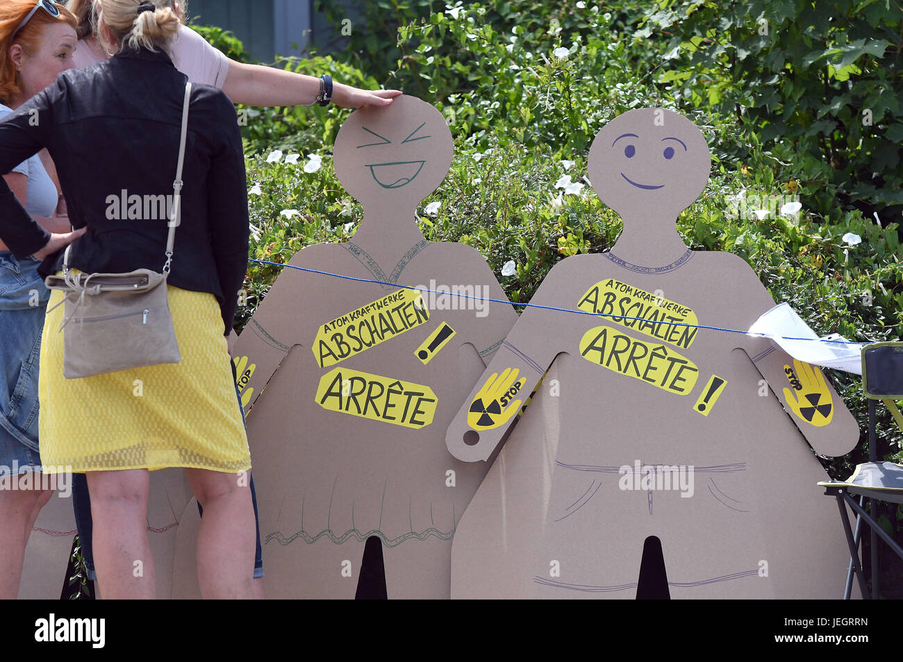 Aachen, Germany. 25th June, 2017. Cardboard figures with the ...