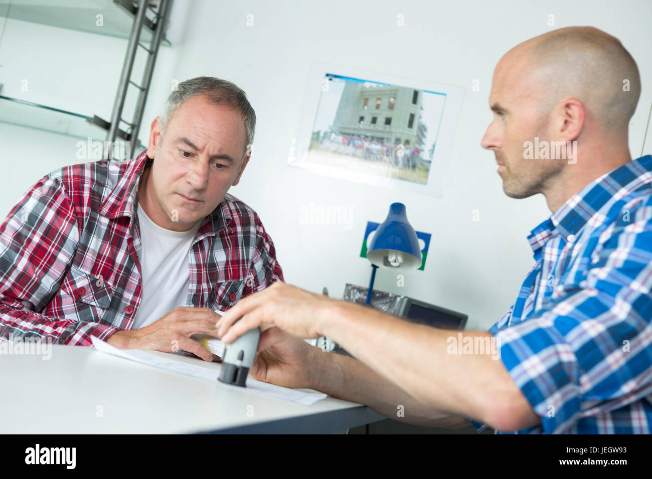 men signing a contract at office Stock Photo - Alamy
