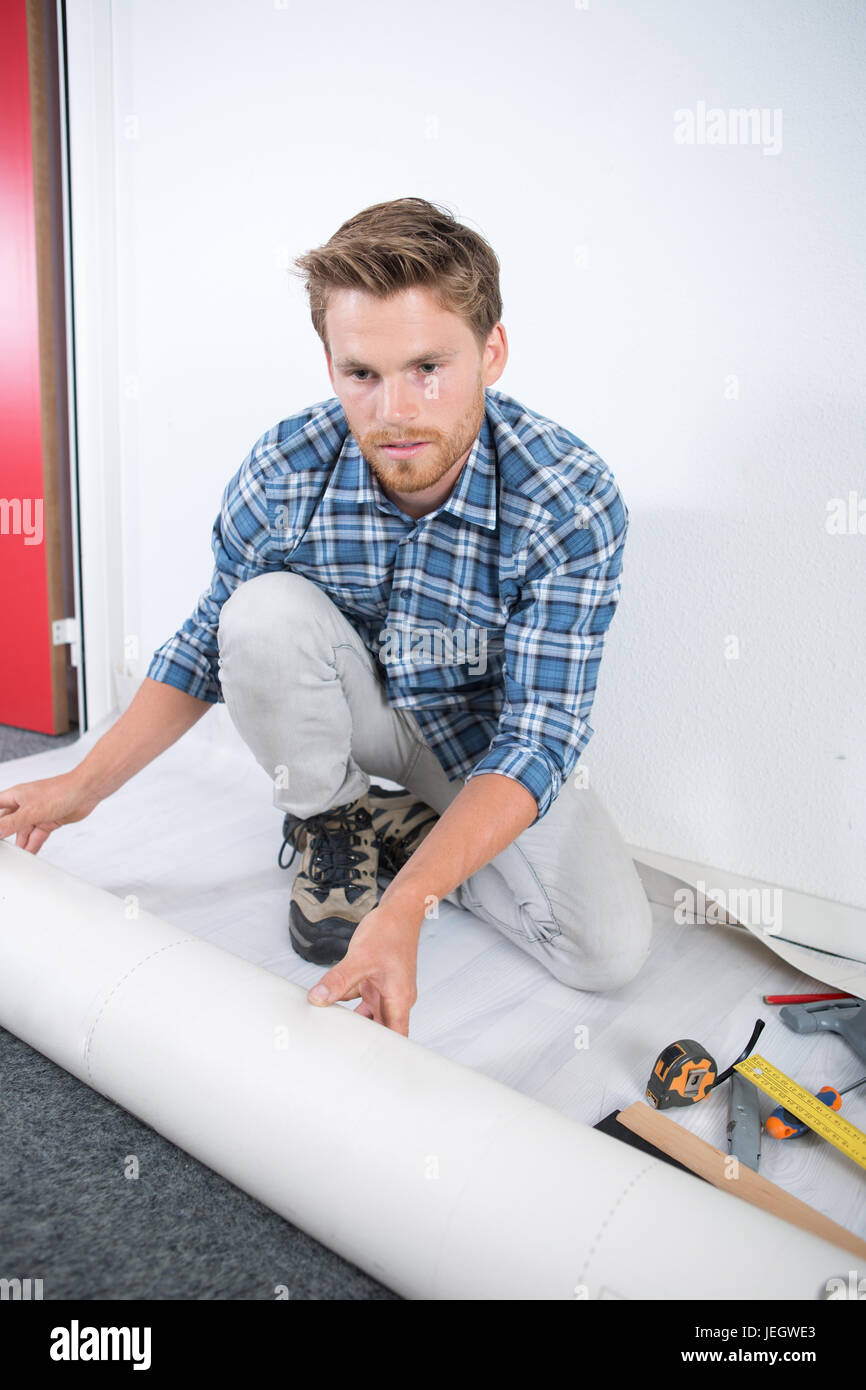 Handyman laying down carpet hi-res stock photography and images - Alamy