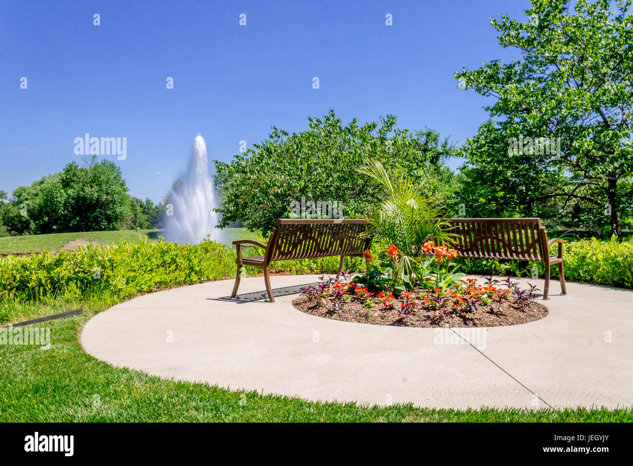 Park benches pond hi-res stock photography and images - Alamy