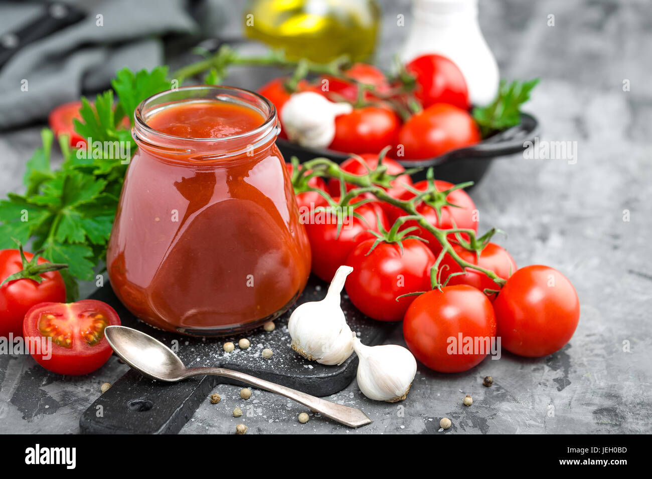 Tomato paste and fresh tomatoes, tomatos puree Stock Photo - Alamy