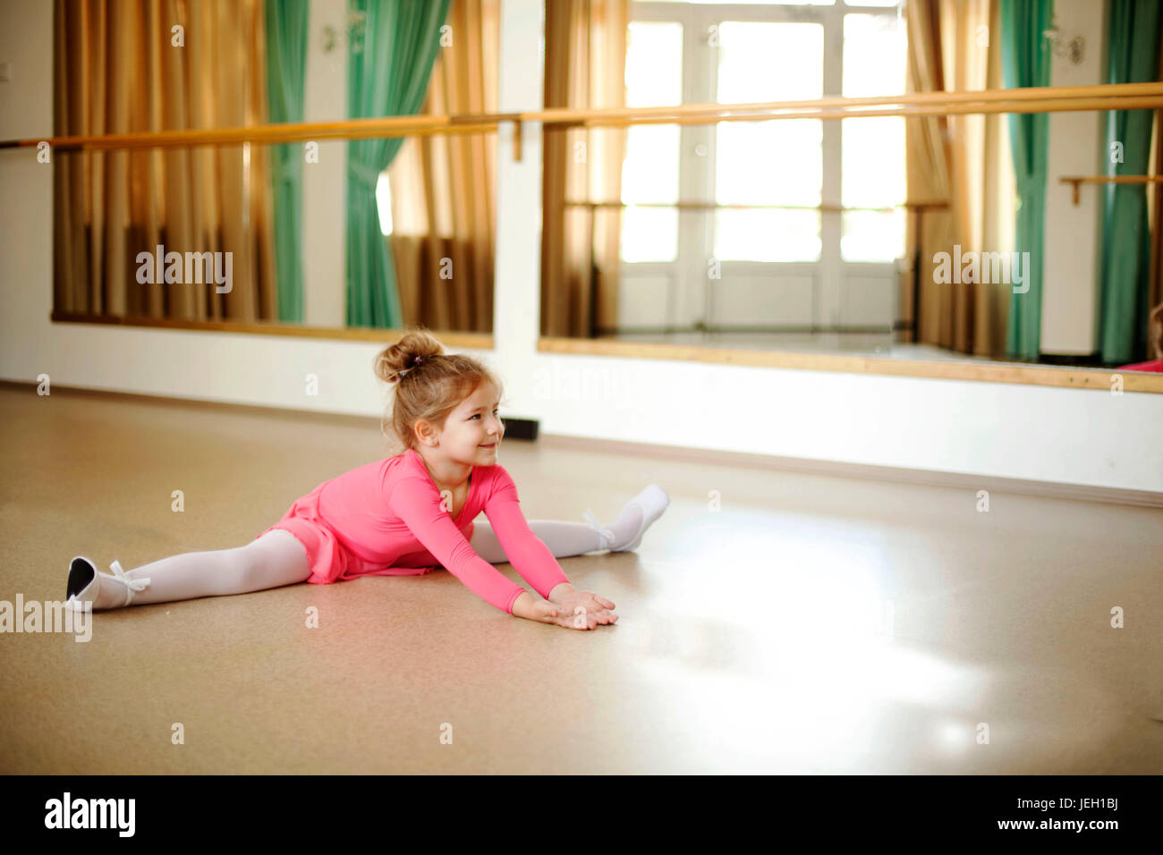 Baby ballerinas in ballet studio Stock Photo - Alamy