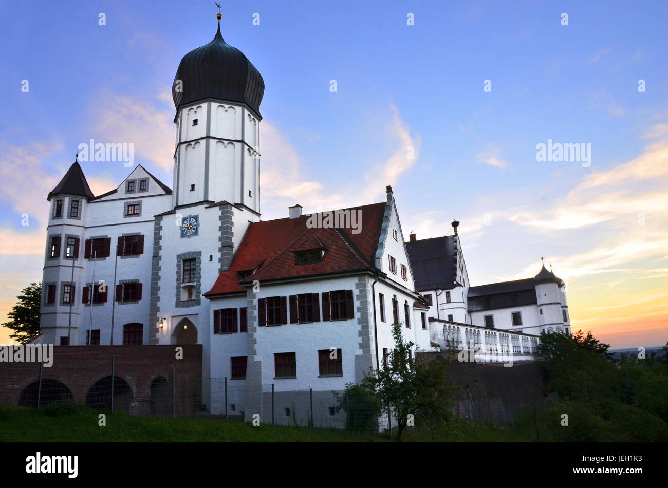 Vöhlinschloss bei Illertissen bei Sonnenuntergang. Bayern, Deutschland ...