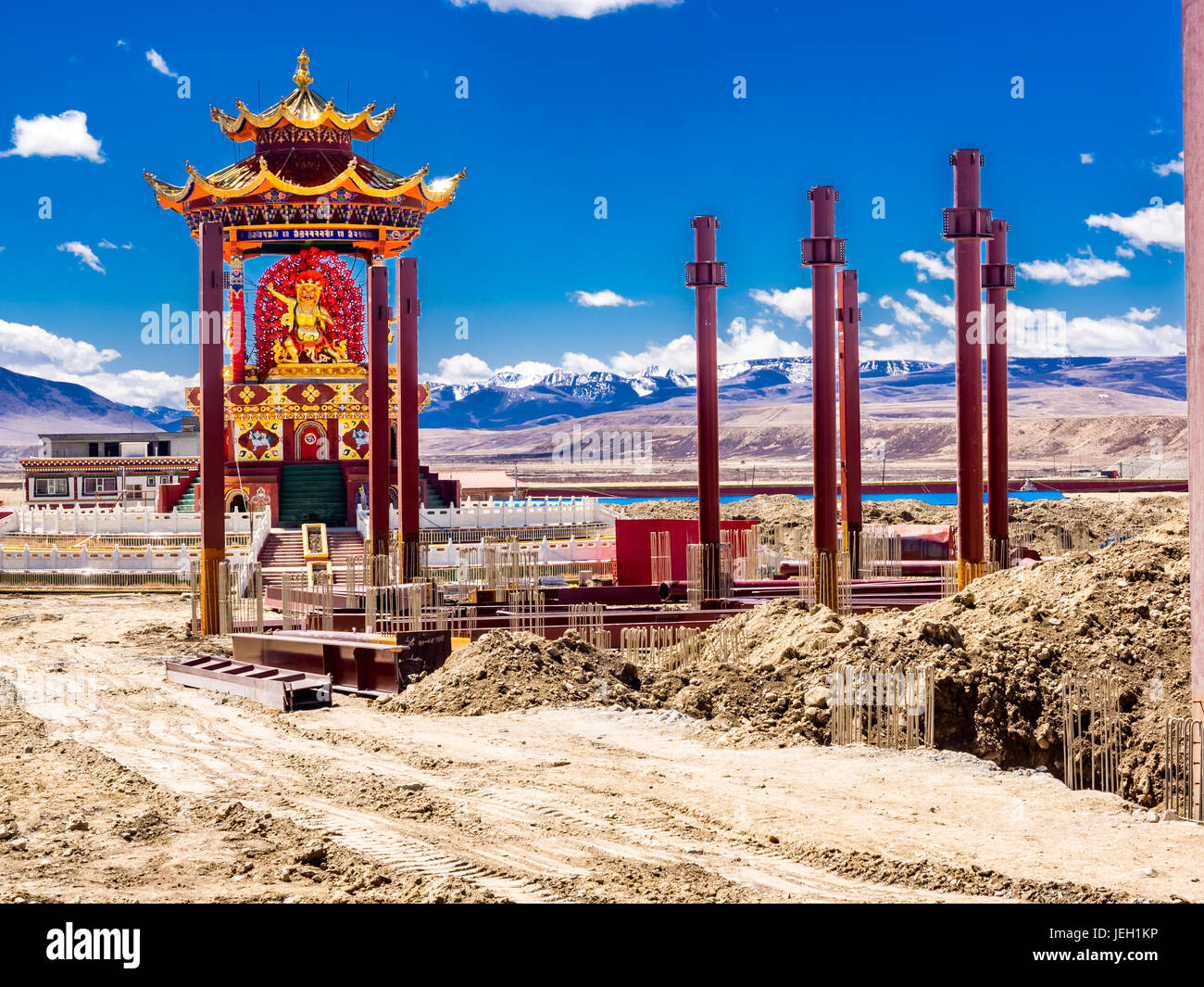View of construction of statue in Yarchen Gar Monastery in Sichuan ...