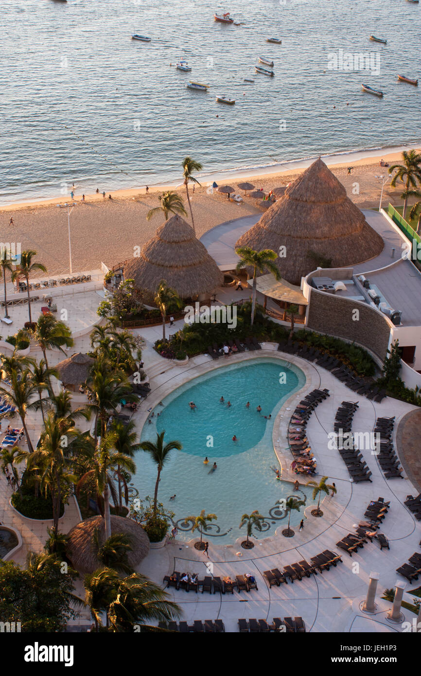 Acapulco beach and hotel swimming pool Stock Photo - Alamy
