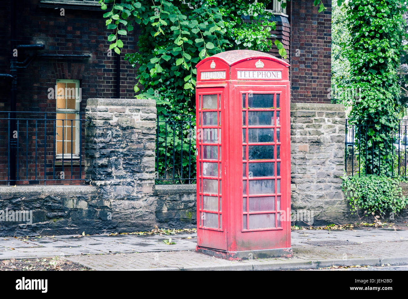 Red phone booth hi-res stock photography and images - Alamy