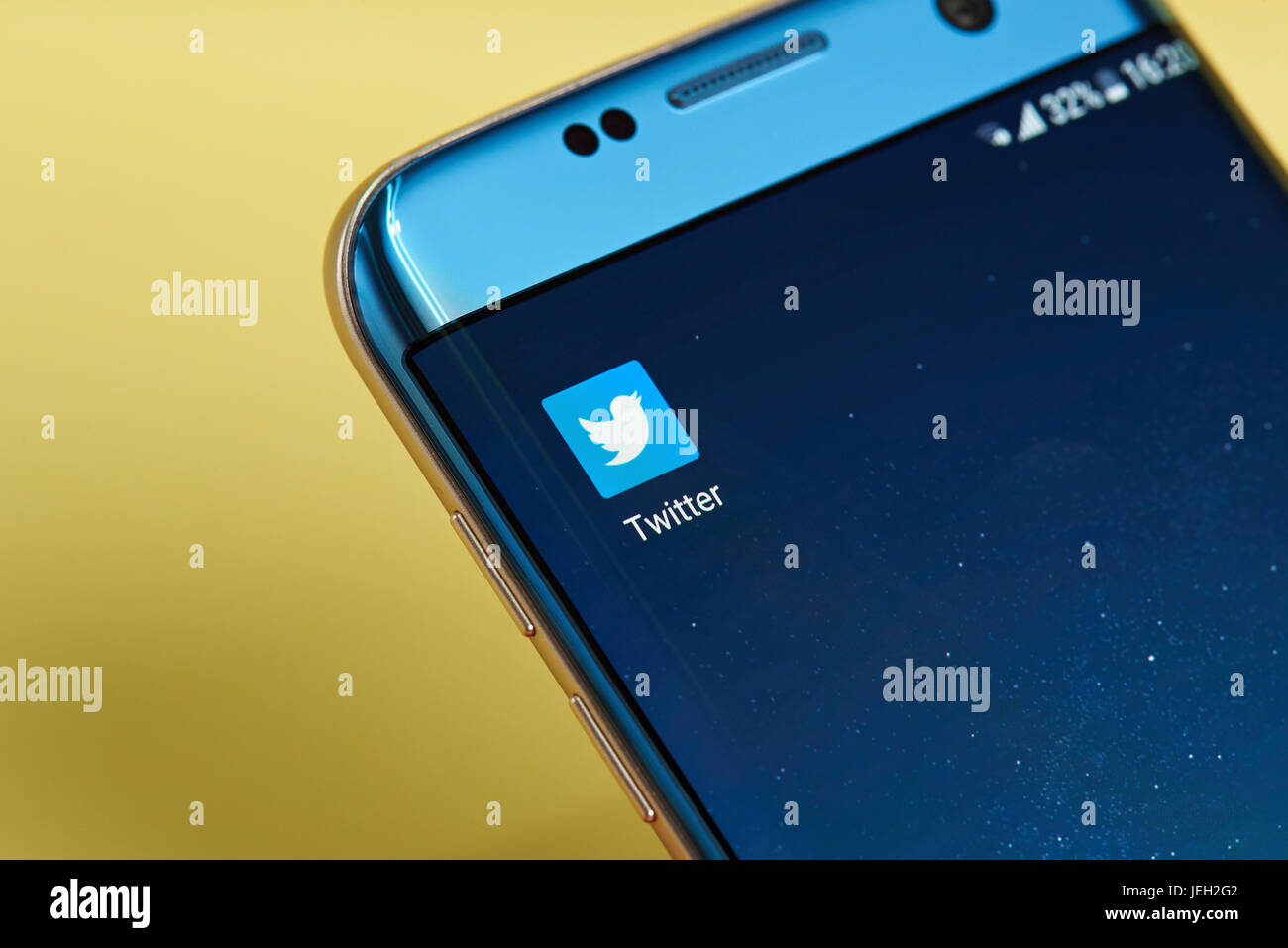 Twitter logo app icon hi-res stock photography and images - Alamy