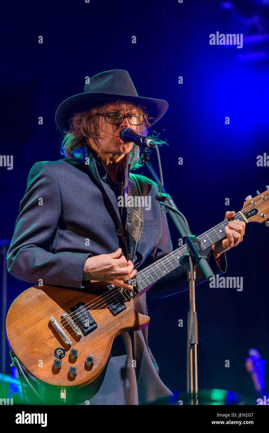Mike scott musician hi-res stock photography and images - Alamy