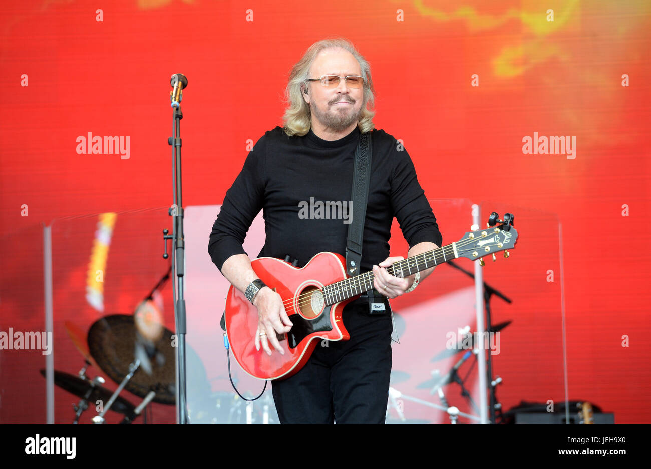 Barry gibb performing on pyramid stage glastonbury festival hi-res ...