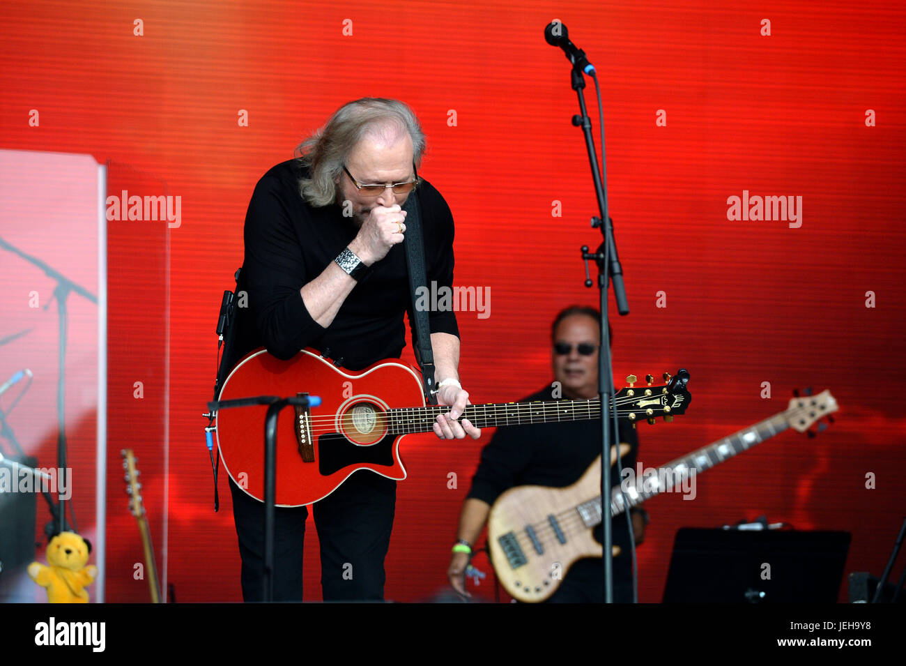 Barry gibb performing on pyramid stage glastonbury festival hi-res ...