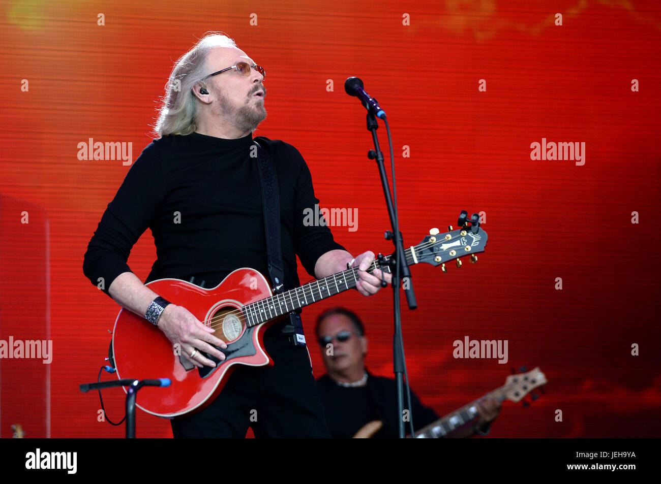 Barry gibb performing on pyramid stage glastonbury festival hi-res ...
