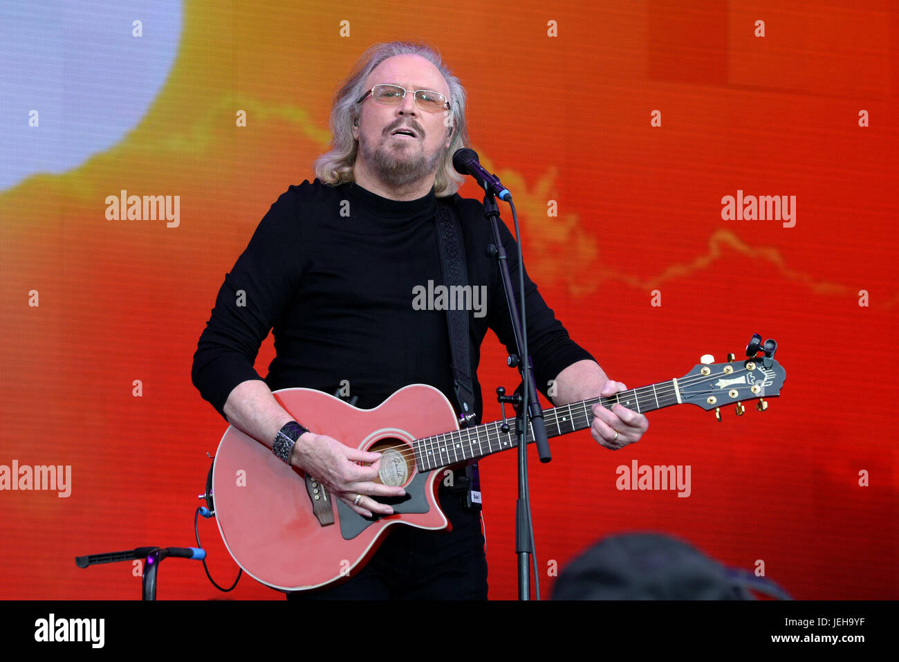 Barry gibb performing on pyramid stage glastonbury festival hi-res ...