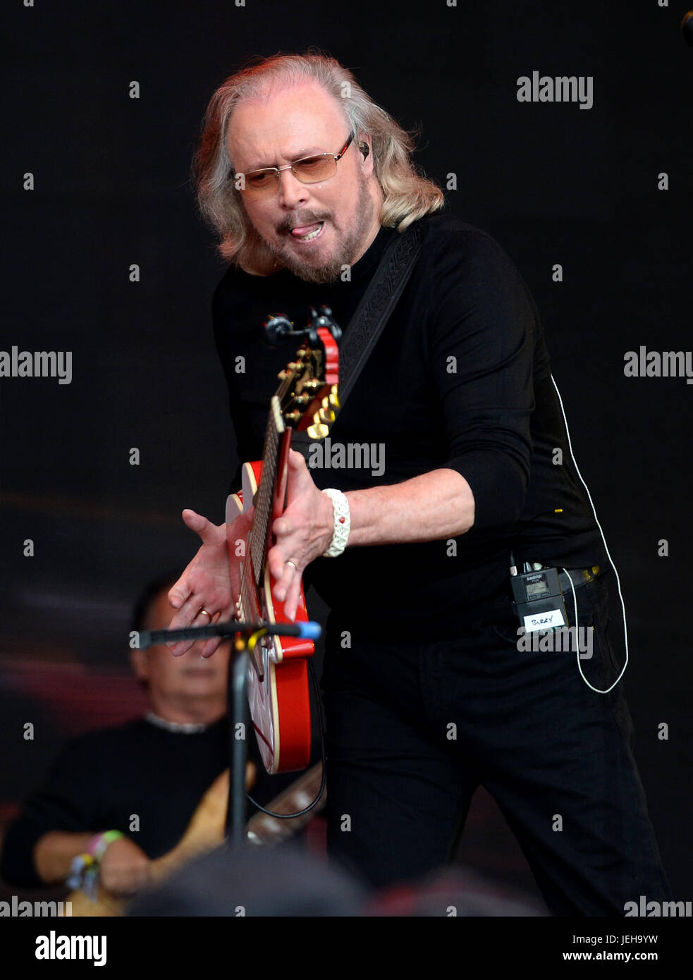 Barry gibb performing on pyramid stage glastonbury festival hi-res ...