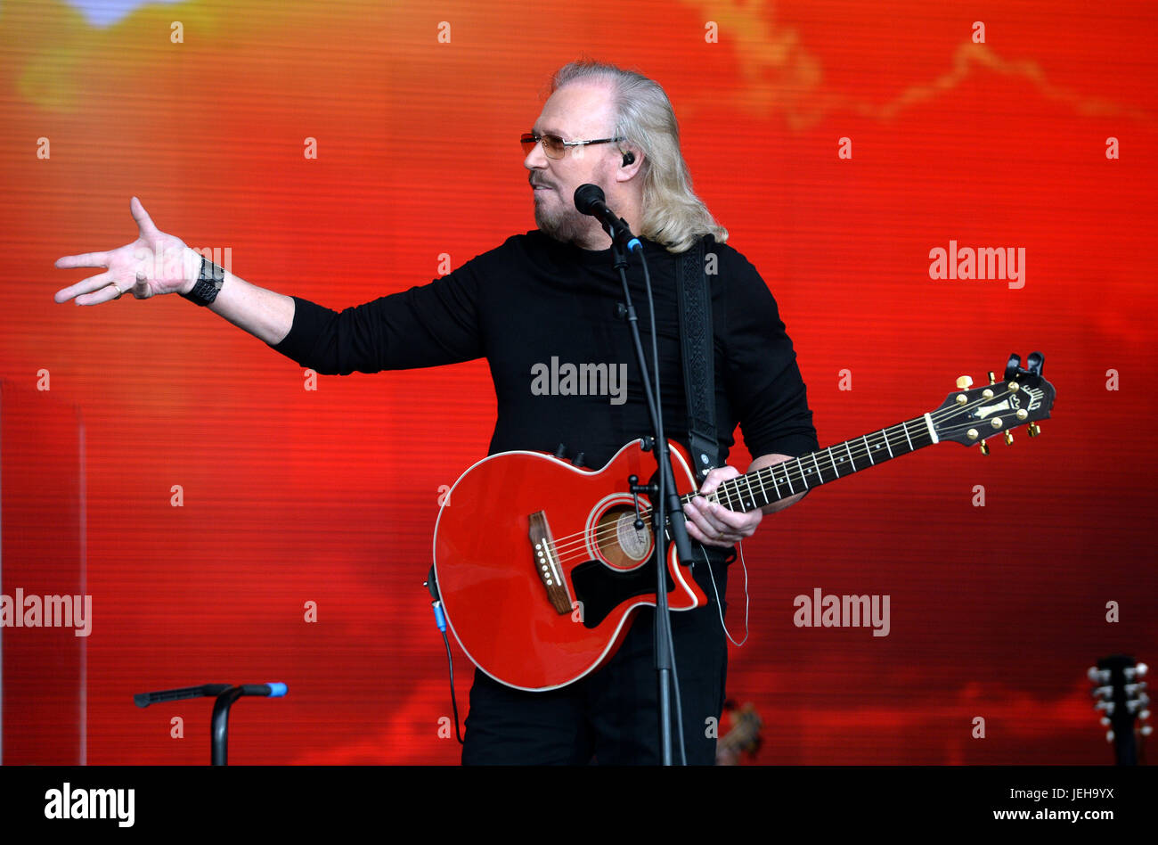 Barry gibb performing on pyramid stage glastonbury festival hi-res ...