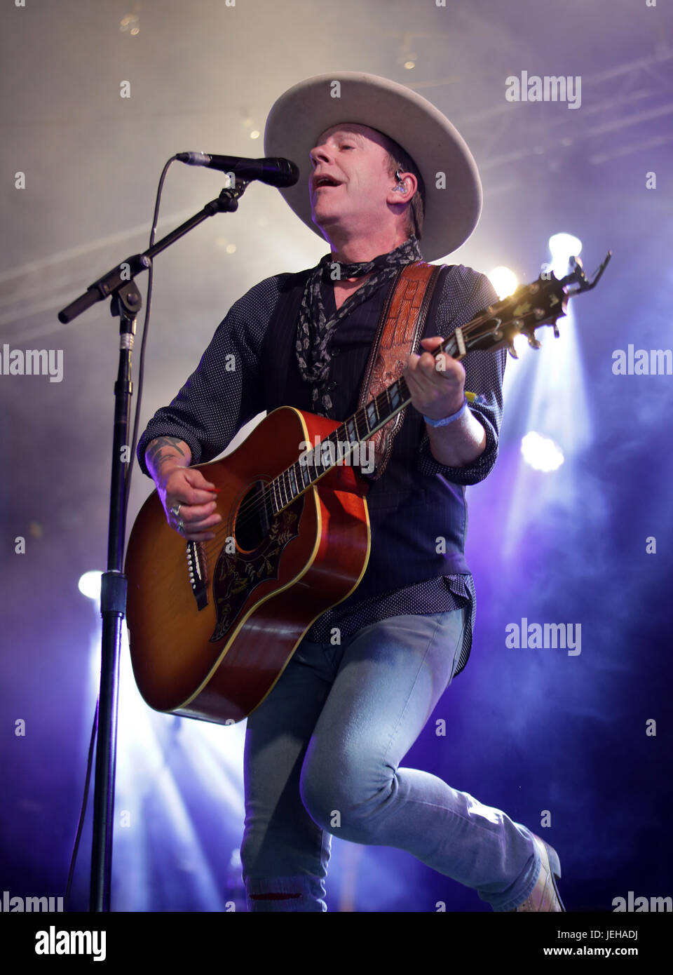 Kiefer Sutherland performs on the Avalon Stage at Glastonbury Festival ...