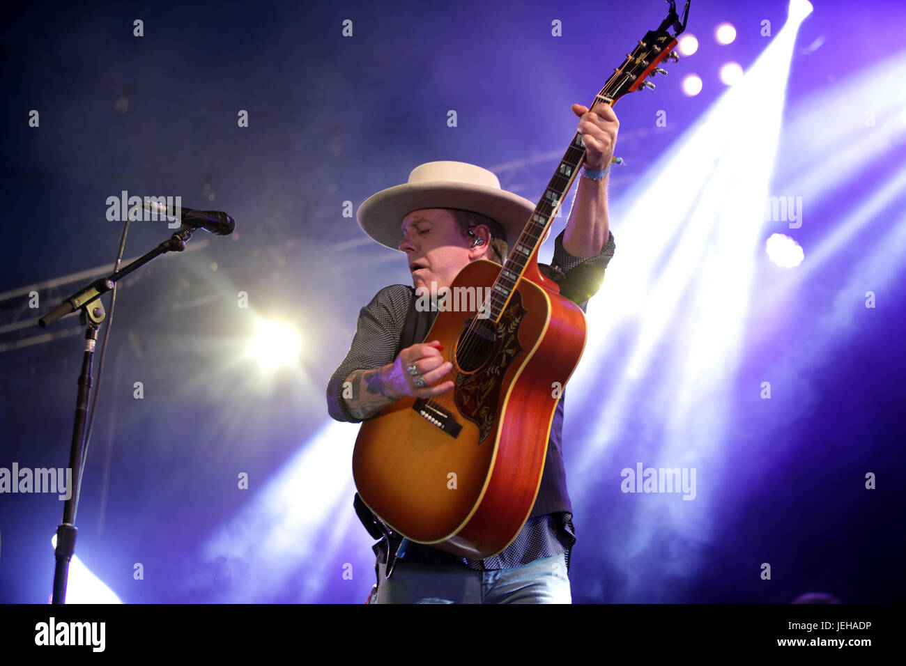 Kiefer Sutherland performs on the Avalon Stage at Glastonbury Festival ...