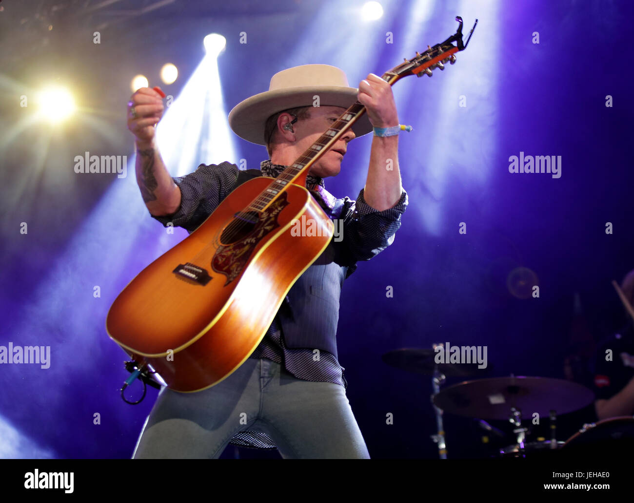 Kiefer Sutherland performs on the Avalon Stage at Glastonbury Festival ...