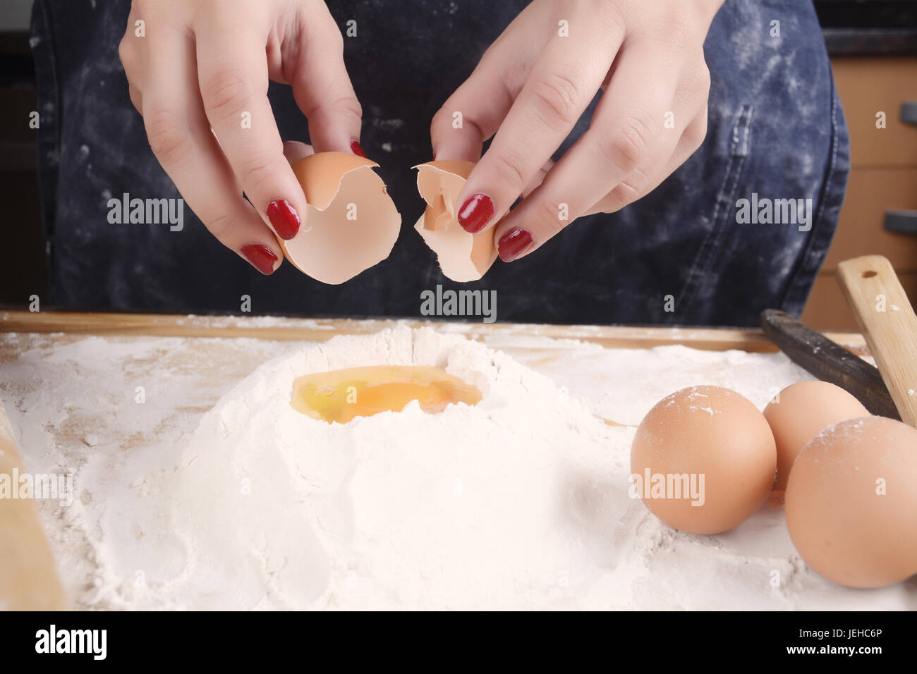 Breaking eggs into a bowl hi-res stock photography and images - Alamy