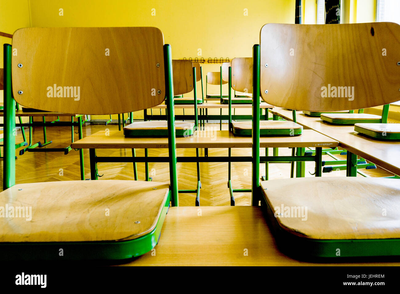 Klassenzimmer ohne Schüler; classroom without students Stock Photo - Alamy