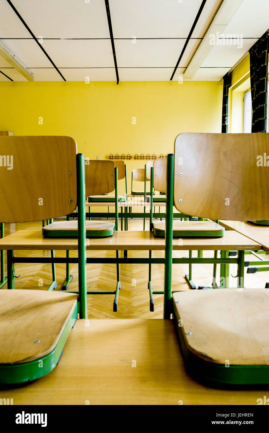 Klassenzimmer ohne Schüler; classroom without students Stock Photo - Alamy