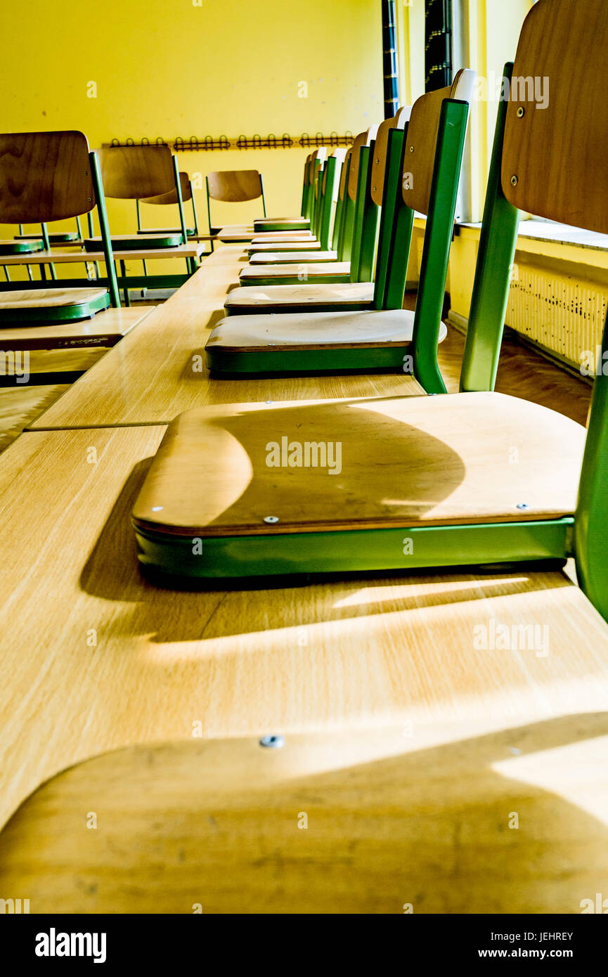 Klassenzimmer ohne Schüler; classroom without students Stock Photo - Alamy