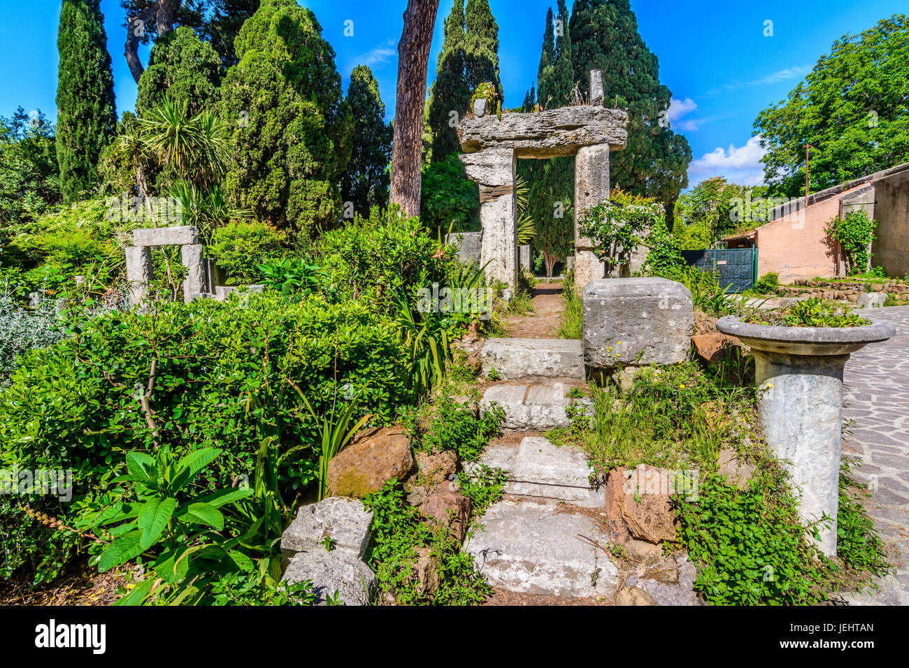 Ruin of roman architecture hi-res stock photography and images - Alamy