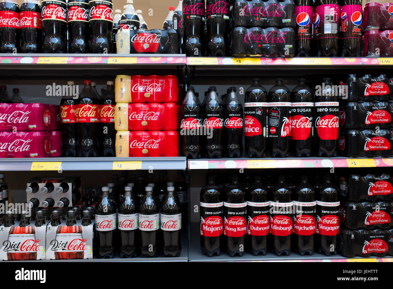 Fizzy drinks on a supermarket shop shelf Stock Photo - Alamy