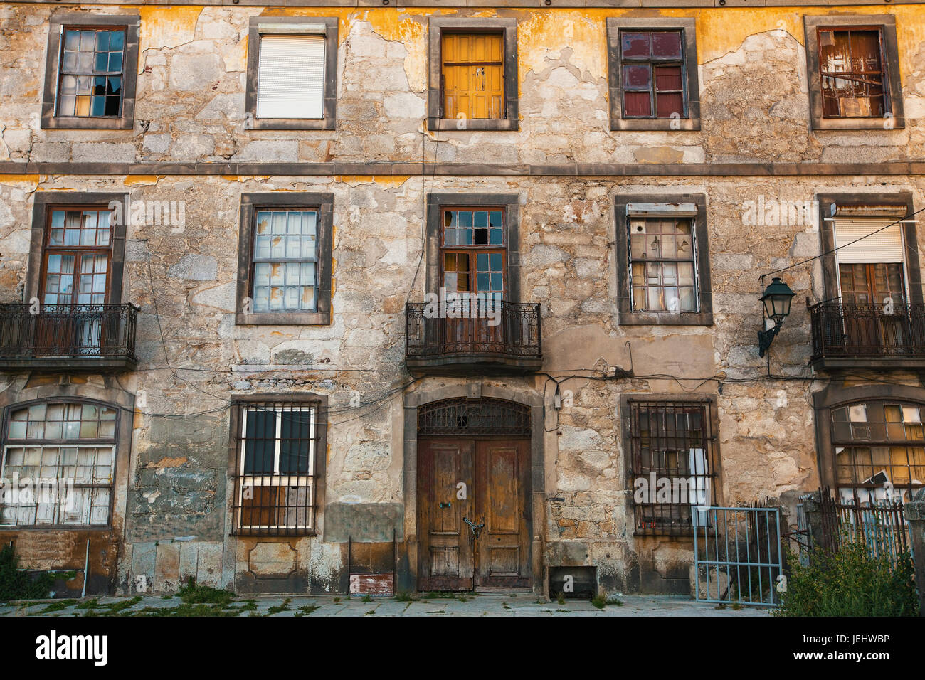Factory house portugal hi-res stock photography and images - Alamy