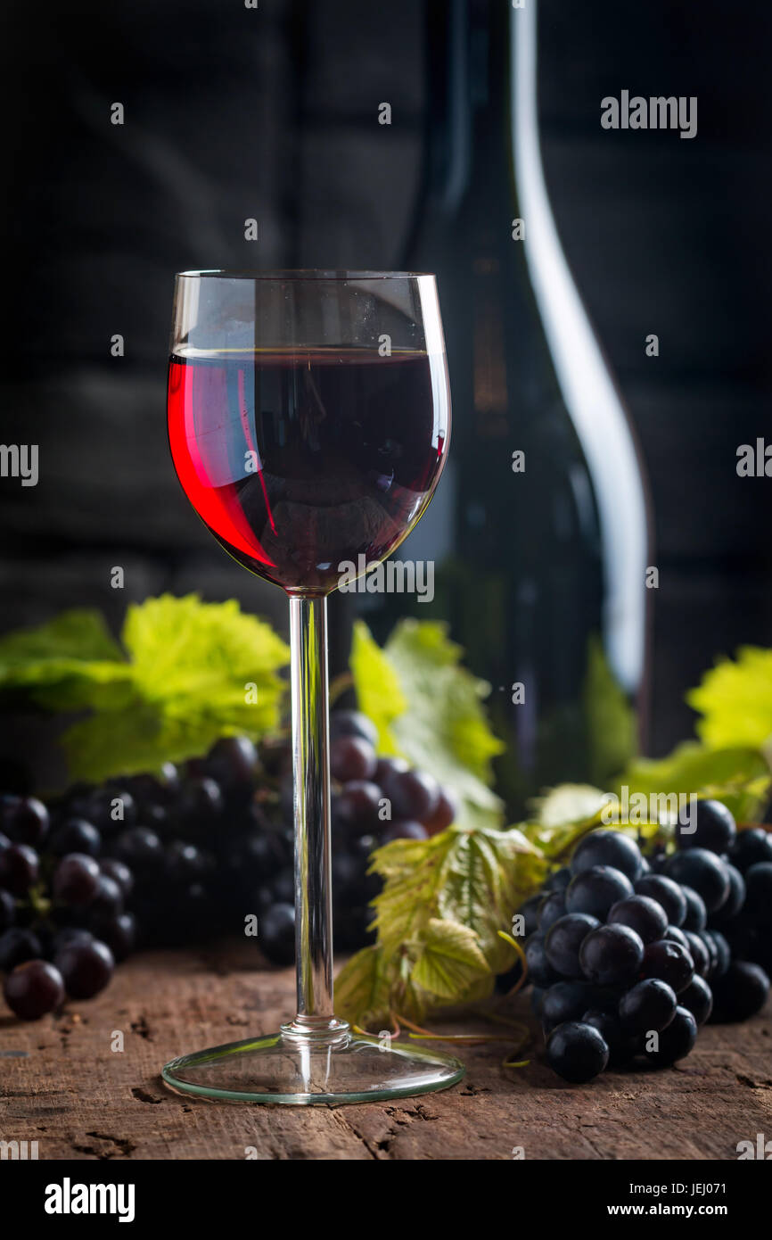 Red wine and grapes Stock Photo - Alamy