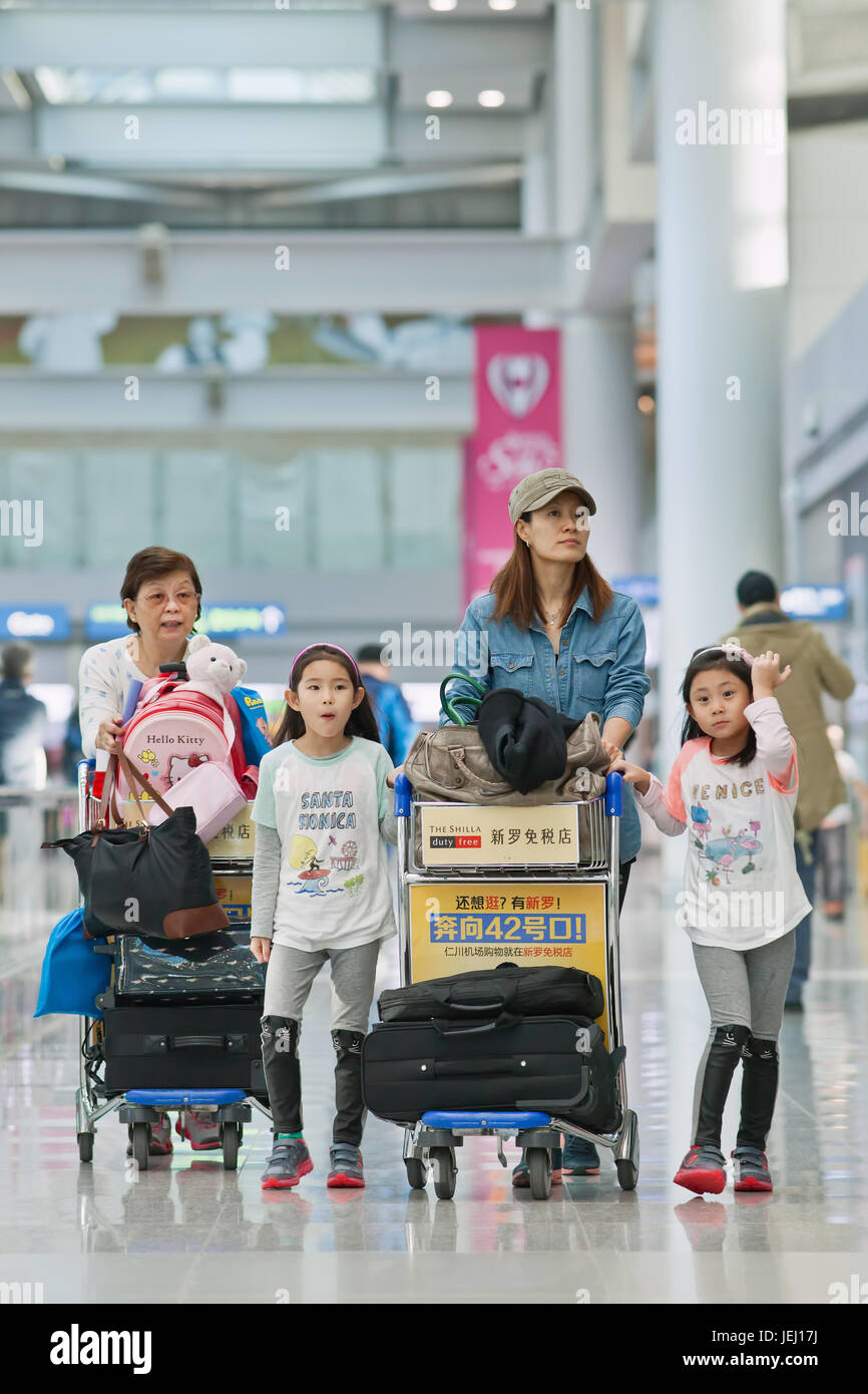 Family with baggage trolleys hi-res stock photography and images - Alamy