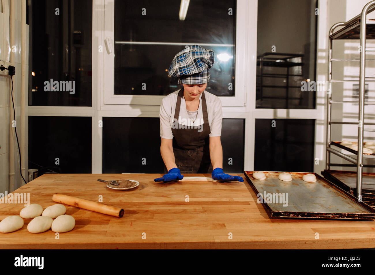 a Baker making cinnamon rolls Stock Photo - Alamy