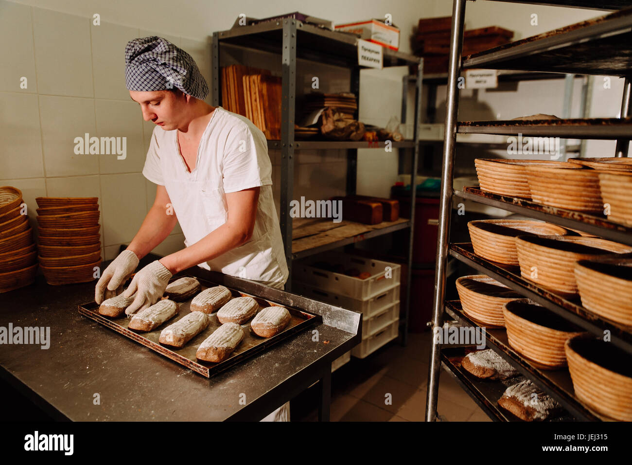 Chef shaping loaf bread hi-res stock photography and images - Alamy