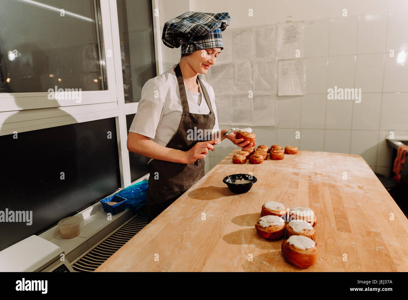 Sprinkle cinnamon rolls hi-res stock photography and images - Alamy