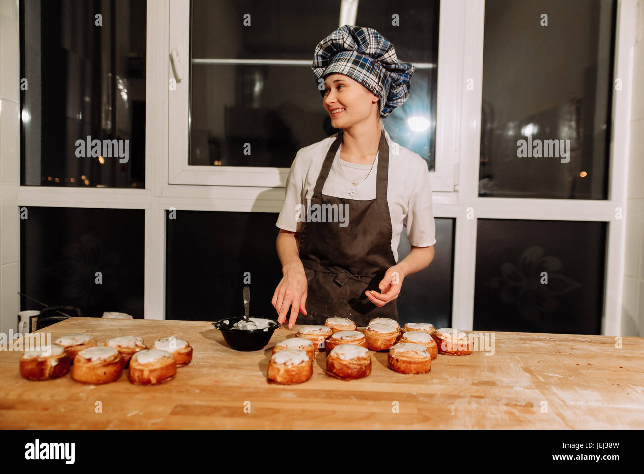 Sprinkle cinnamon rolls hi-res stock photography and images - Alamy