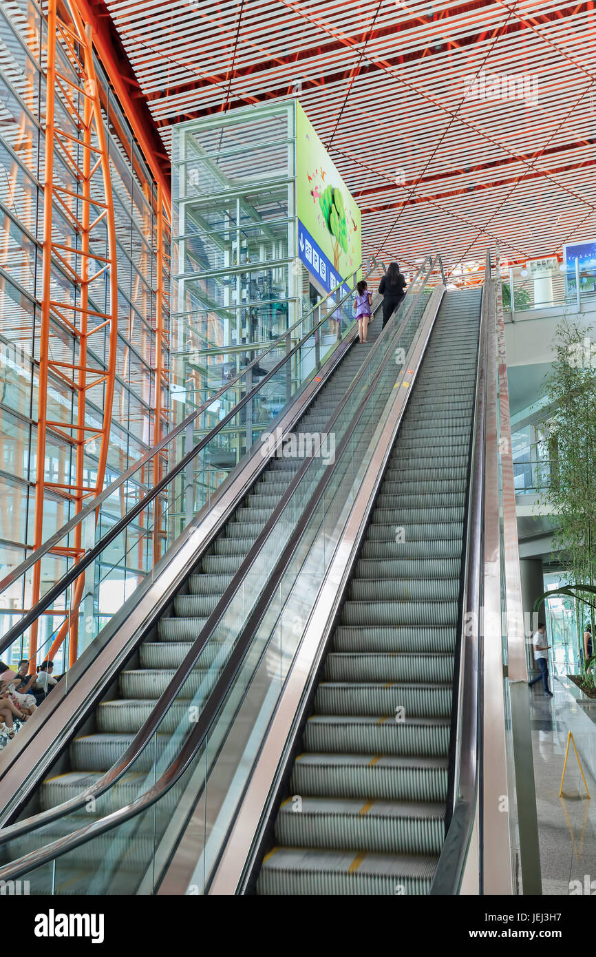 Red escalator panels hi-res stock photography and images - Alamy