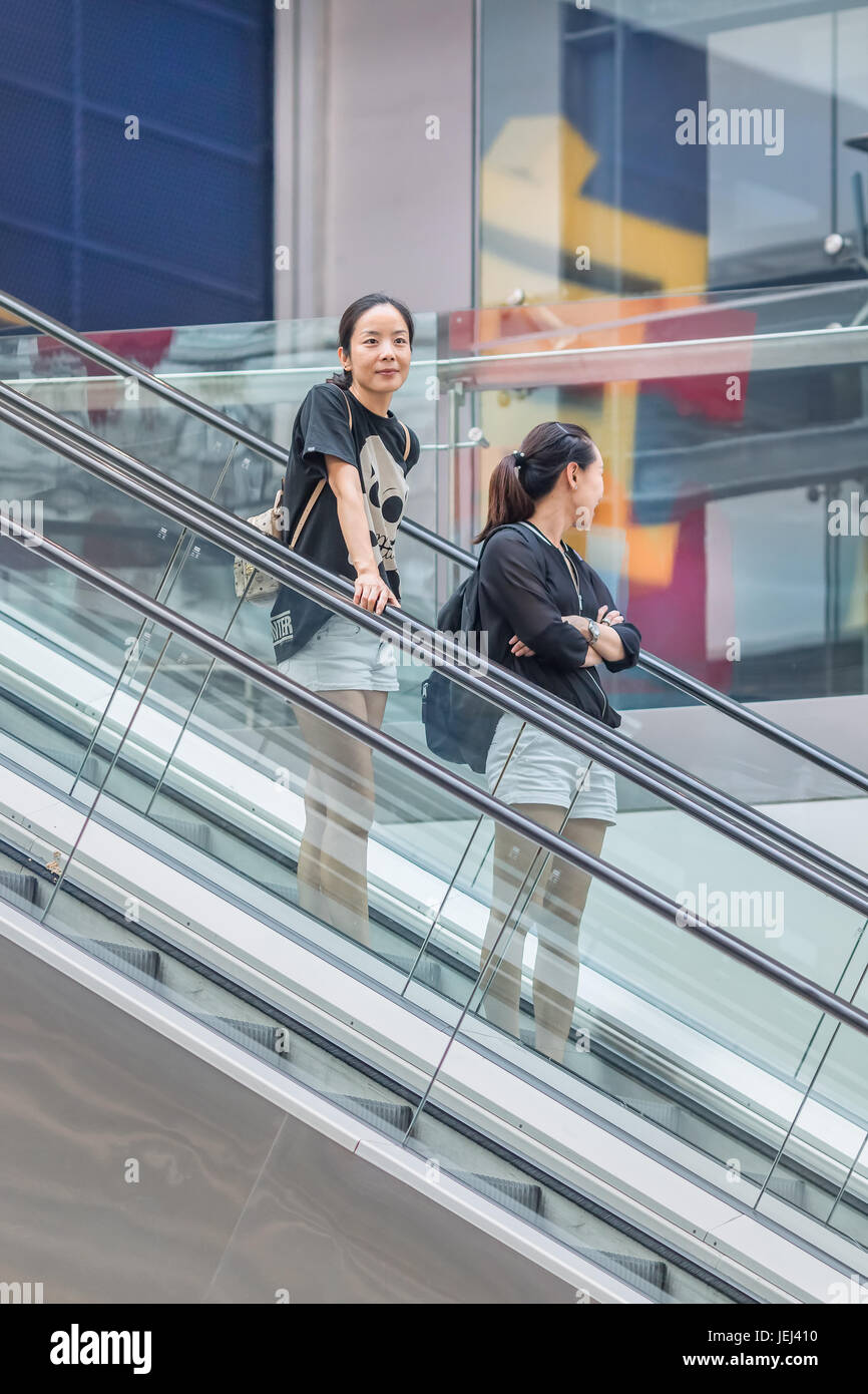 Chinese middle class shopping hi-res stock photography and images - Alamy