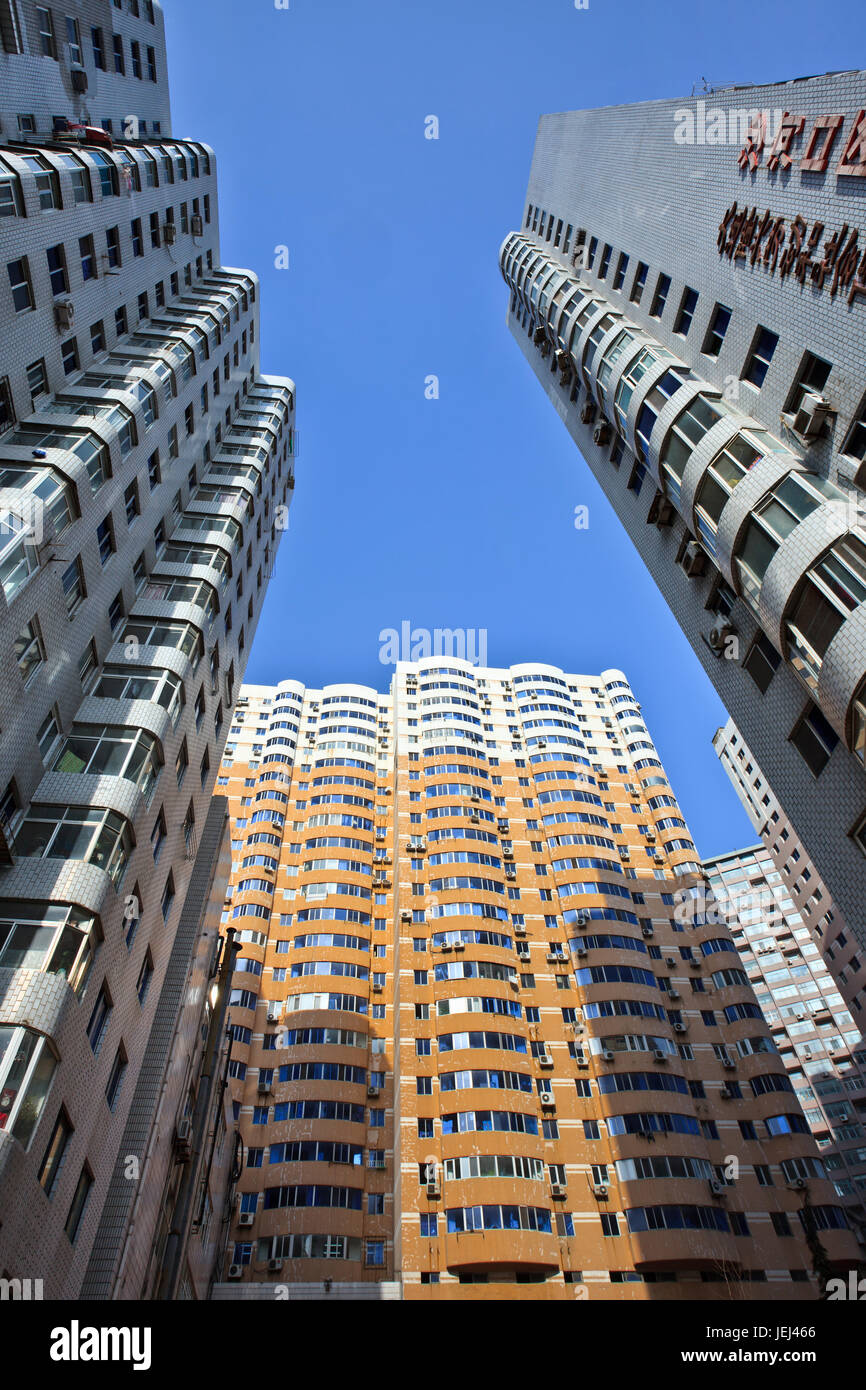 People in front on tall buildings hi-res stock photography and images ...