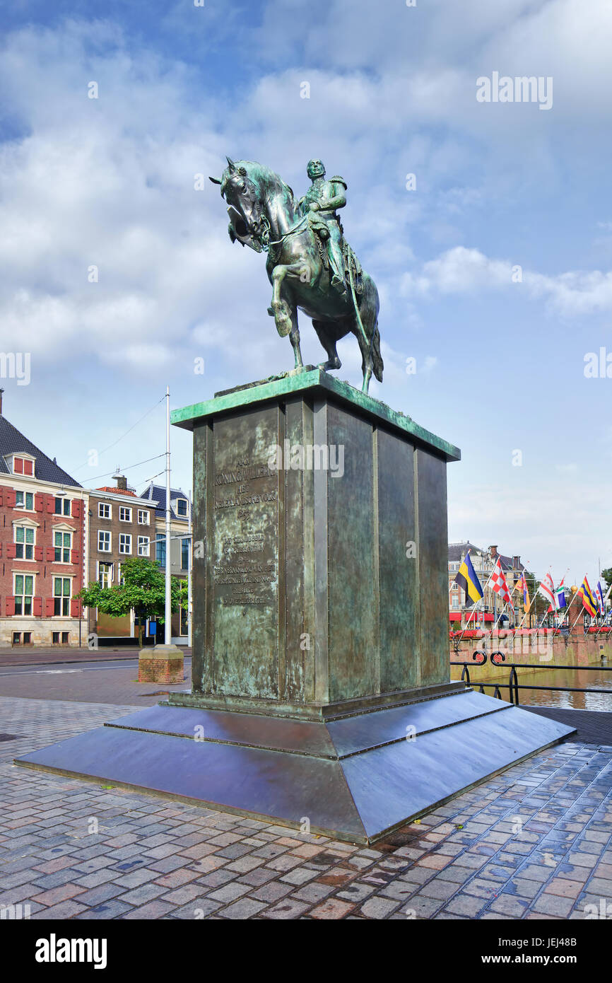 Statue of king william on horse hi-res stock photography and images - Alamy