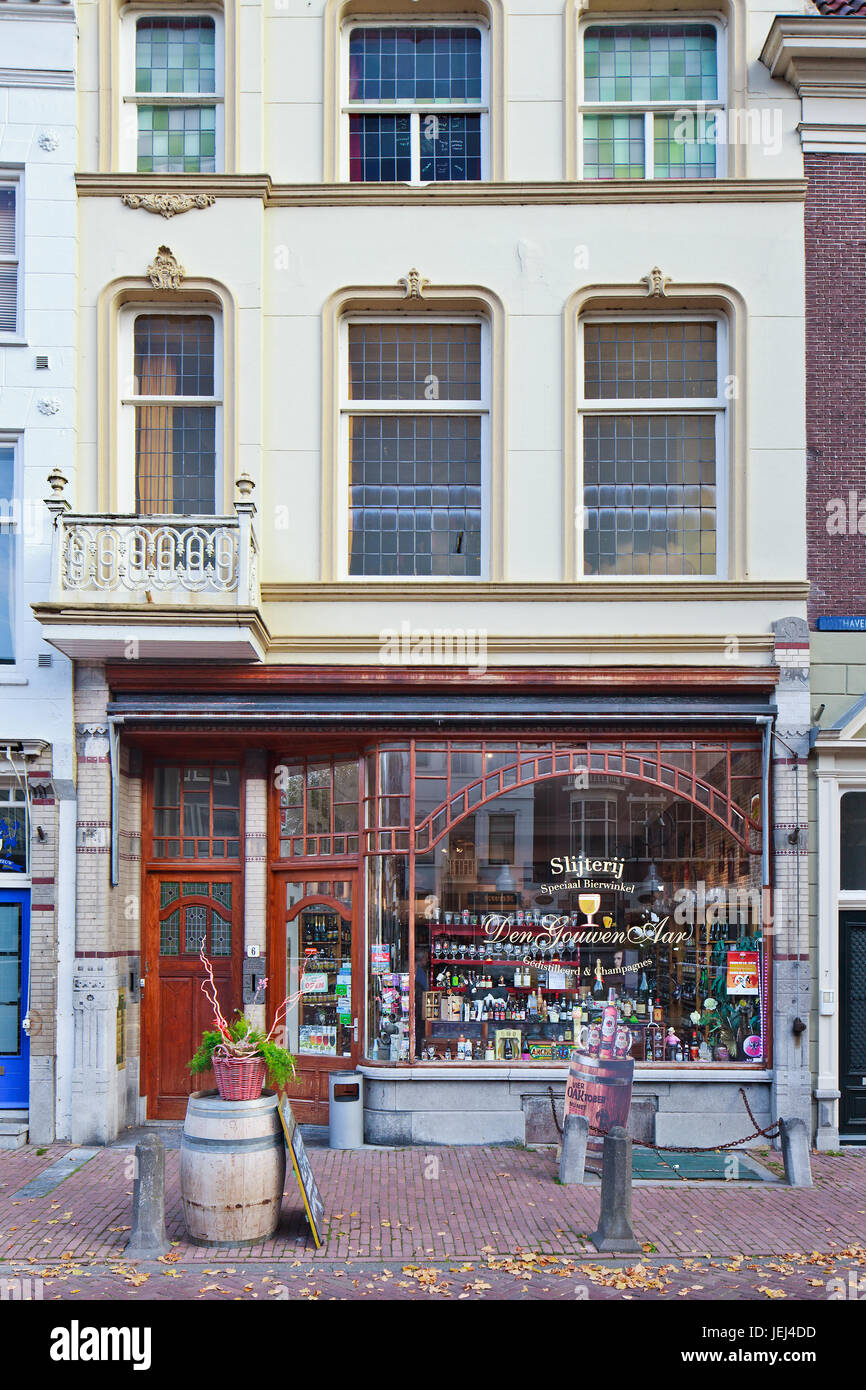 Liquor store display window hi-res stock photography and images - Alamy