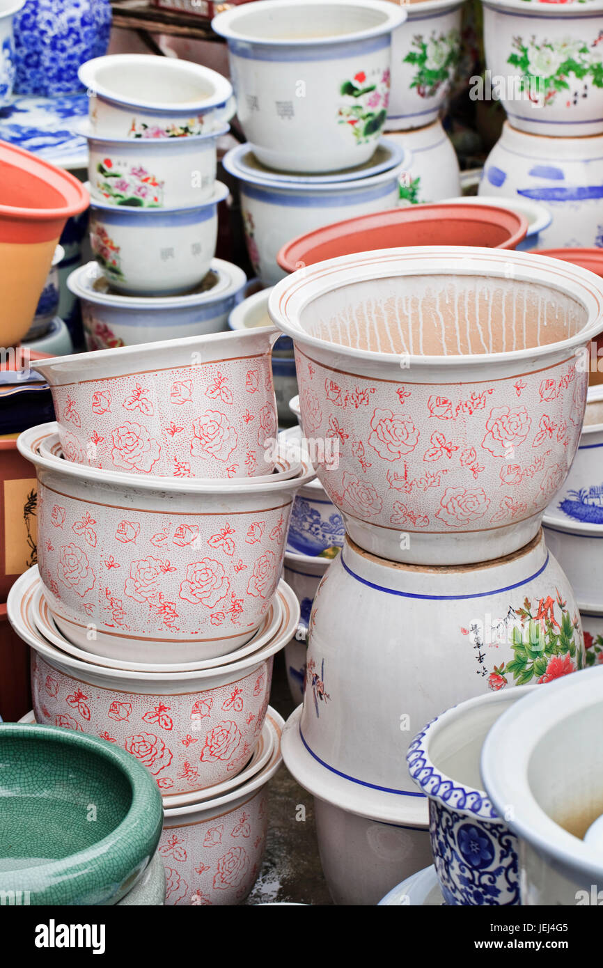 Chinese traditional pottery pattern hi-res stock photography and images ...