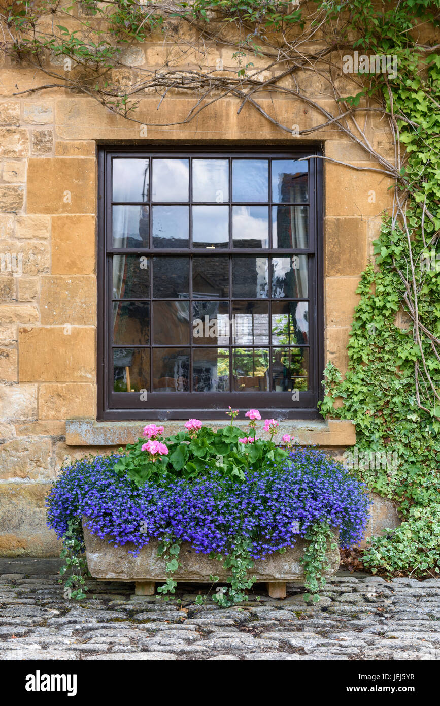 Flowerbox hi-res stock photography and images - Alamy