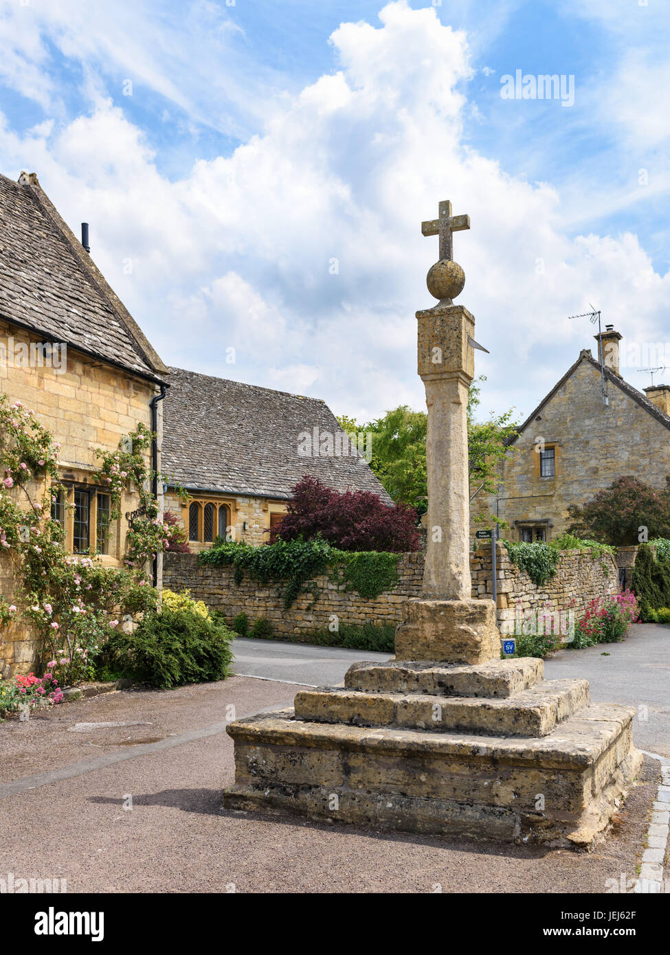 Stanton Village Cross & Sundial, Cotswolds Village, UK Stock Photo - Alamy