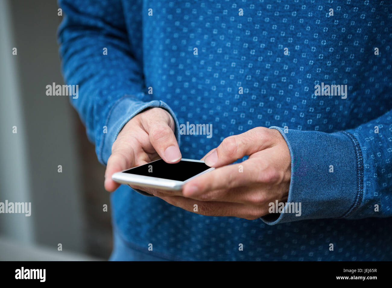 Mans hand using smartphone Stock Photo - Alamy